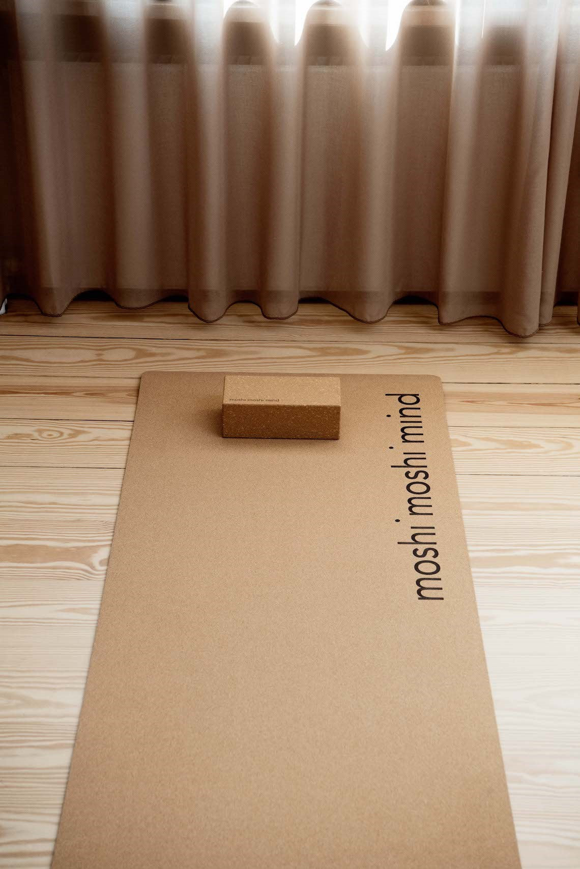 soft surface cork mat | Køb yogamåtter online | moshi moshi mind
